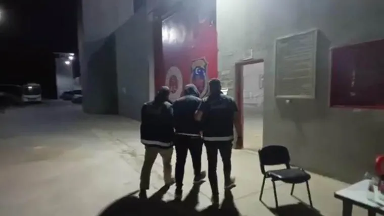 Kız arkadaşını darp edip rehin aldı - İz Gazete - İzmir Haberleri - Son ... Kız arkadaşını darp edip rehin aldı - İz Gazete - İzmir Haberleri - Son ...