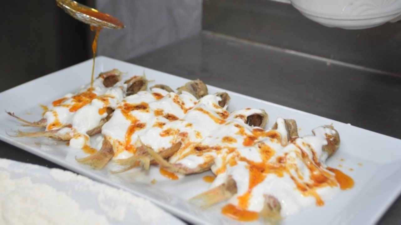 İzmirlilerin vazgeçemeyeceği lezzet: Foça usulü yoğurtlu gopez tarifi ...