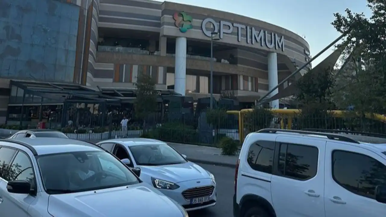 İzmir Optimum AVM'de faciadan dönüldü: Tavan kalıbı otomobilin üzerine düştü - İz Gazete - İzmir ...
