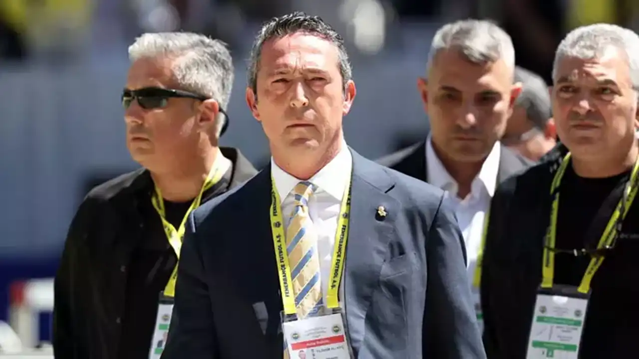 Fenerbahçe Başkanı Ali Koç sahaya girdi, saha karıştı - İz Gazete ...