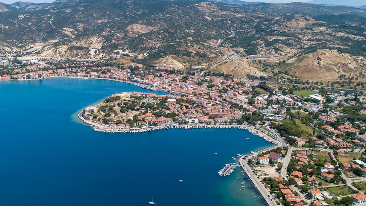 İzmir'in üç tarafı denizle çevrili şirin ilçesi: Foça'nın tarihçesi ...