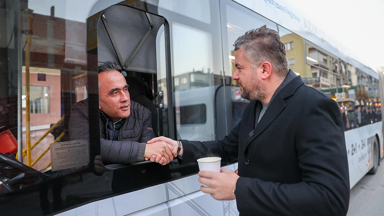 Başkan Duman'dan Bucalılara sabah sürprizi: Kendi elleriyle dağıttı ...