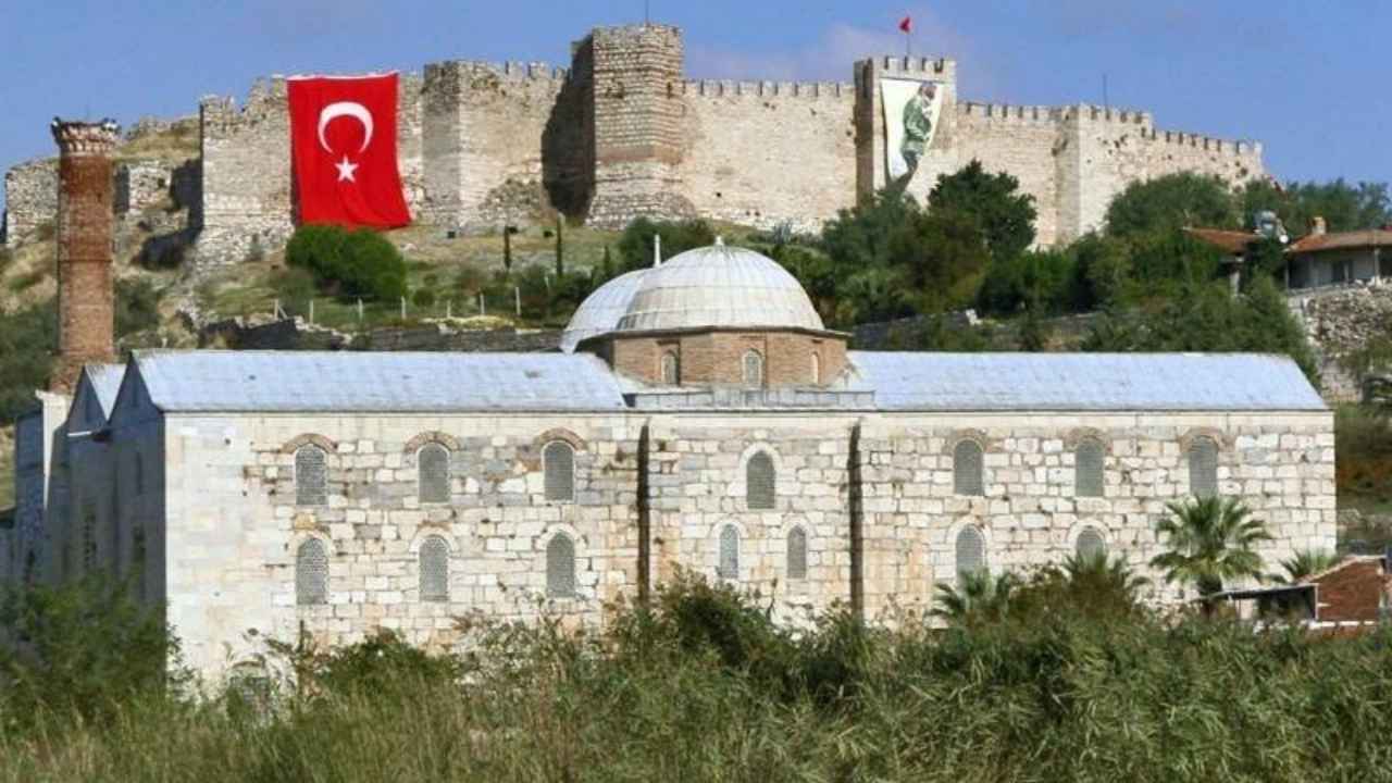 İzmir'de tarihin sessiz tanığı: 650 yıllık İsa Bey Camii’nin bilinmeyen ...