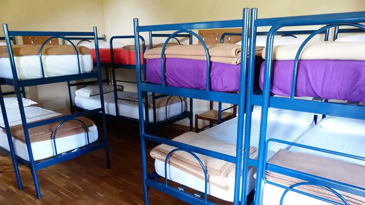 İzmir'de barınma krizi derinleşiyor: Koğuş tipi yurtlarda yaşam ... İzmir'de barınma krizi derinleşiyor: Koğuş tipi yurtlarda yaşam ...